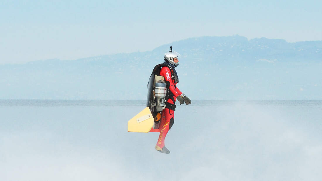 Jetman Yves Rossy startet am Genfer See vom Boden aus. | aerokurier