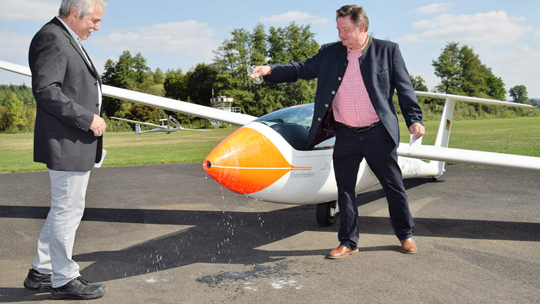 Bayerischer Staatssekretär tauft Discus 2b | aerokurier