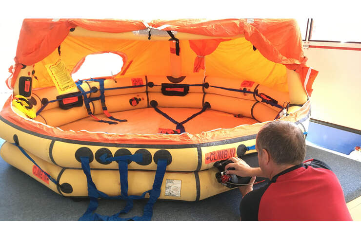 Aero-Dienst: Service für Rettungsinseln der Winslow Life Raft Company ...